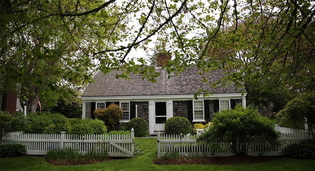 Take a Photo Tour of Captain’s House Inn